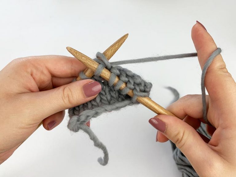 Zwei Maschen zusammen stricken - TheKnitStitch