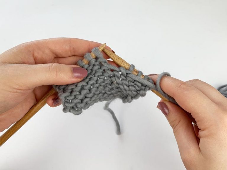 Zwei Maschen zusammen stricken - TheKnitStitch