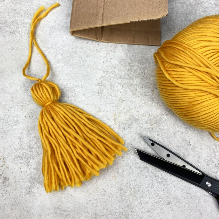 Einfache DIY Quasten aus Wolle - Kostenlose Anleitung von TheKnitStitch